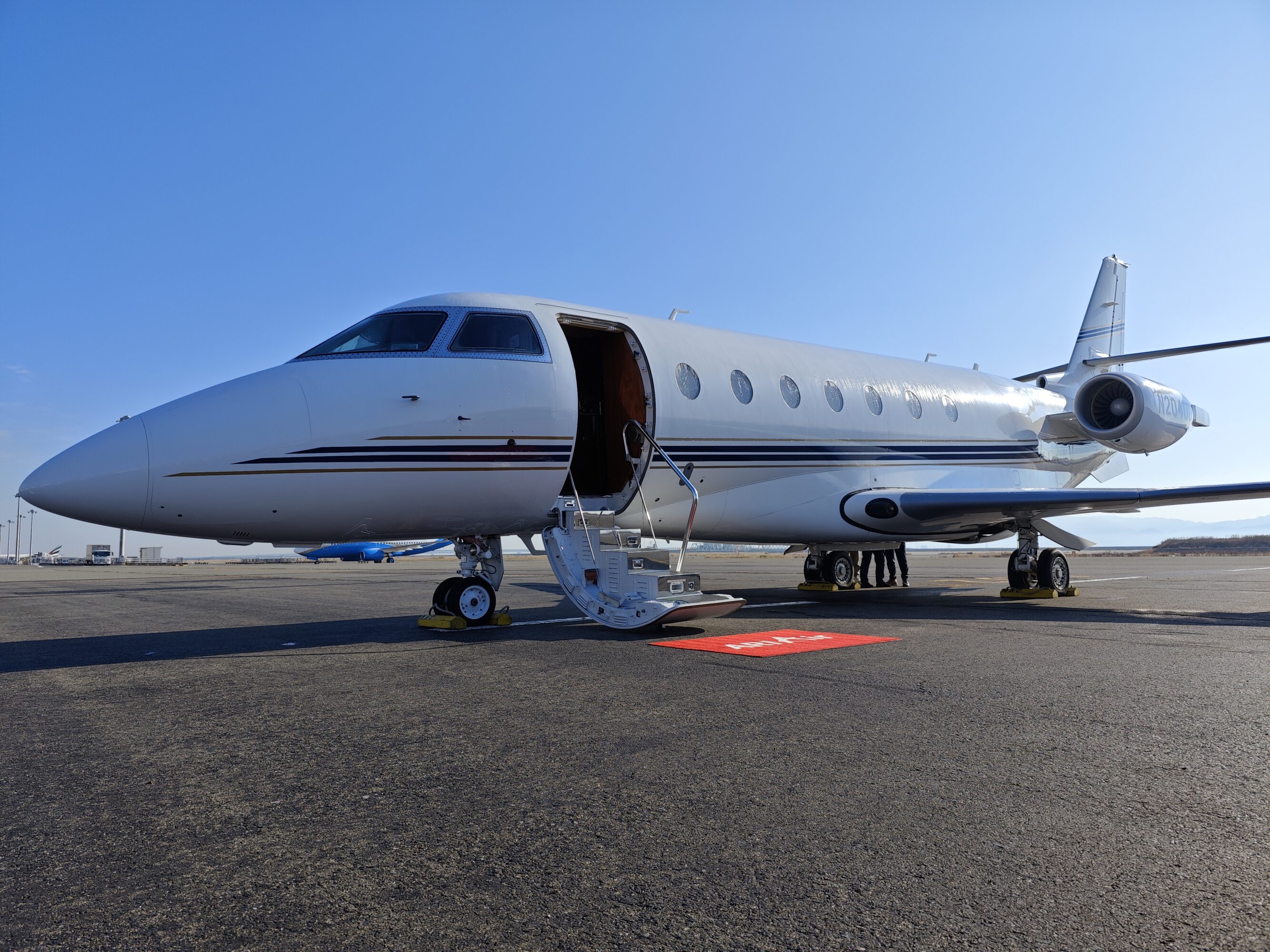 What Are the Advantages of Private Jets? A Comparison with Commercial ...